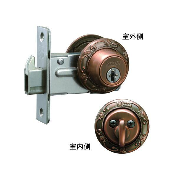 長沢製作所の代名詞とも言われる古代は、繊細にして優雅な彫刻による装飾と、特殊錬金によってもたらされる美しい色調を特長としています。メーカー工場において鋳造から表面処理、組み立て、出荷に至るまでの全工程を担い、熟練したマイスター達が、ひとつひ...