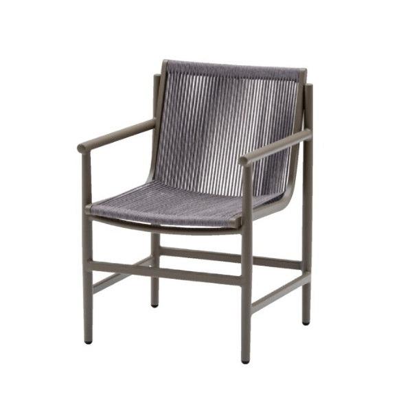 TAPASは、ヨーロッパの街中のレストラン、カフェなどでも多く利用されている屋外家具です。カジュアルな価格帯とスタッキングなど、機能性に優れています。サイズ：W560×D600×SH445.H830mmフレーム/アルミ 背?座/ロープ(PV...