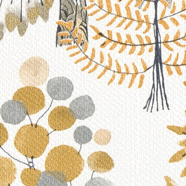 心をくすぐられ思わず引き込まれるような、魅惑の森。おとぎ話のような森の中はちょっとワクワクするけれど、全然怖くはない。2016年、カロリーナ・エルキンユッティによるデザイン。機能:日本工業規格JIS適合品です。壁紙工業会により制定された、自...