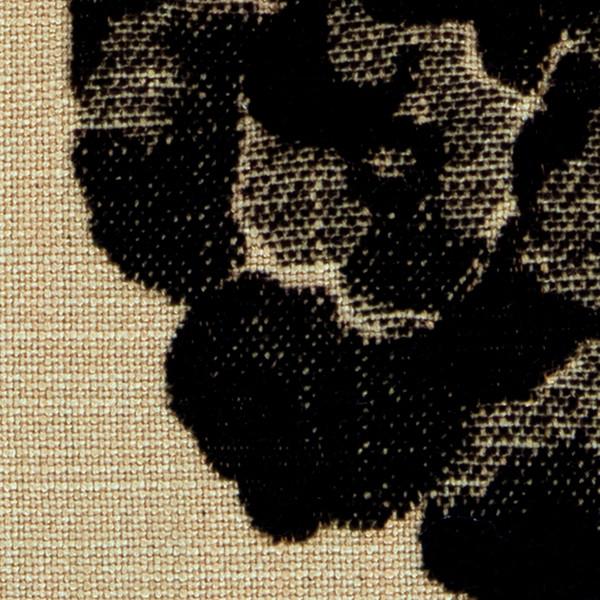 白黒の配色がインパクトのある大胆な花柄です。ラグジュアリーな空間を華やかに演出します。組成:レーヨン43％・アクリル30％・ポリエステル27％リピート:タテ47cm ヨコ34.5cm有効巾138 cm×50m乱（最大ｍ数）洗濯表示: