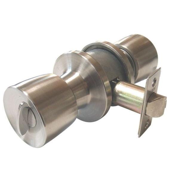 外部は鍵、内部はサムターンによって施錠・解錠します。鍵を使わずに施錠する時は内部のサムターンを廻して扉を閉めれば自動的に施錠の状態になります。15本ピンディンプルシリンダー　バックセット　60mm適応厚　28mm〜40mm