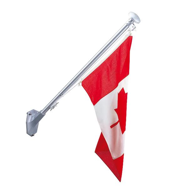 欧米の都市空間でよく見られるタイプで、壁面にアンカーボルトを使ってベースを取付け、そこにポールを設置します。意図する演出効果に応じて、壁面に対して45度角のタイプと直角タイプを用意しました。ダブル滑車式（窓などが無く、クリートに手が届かない...