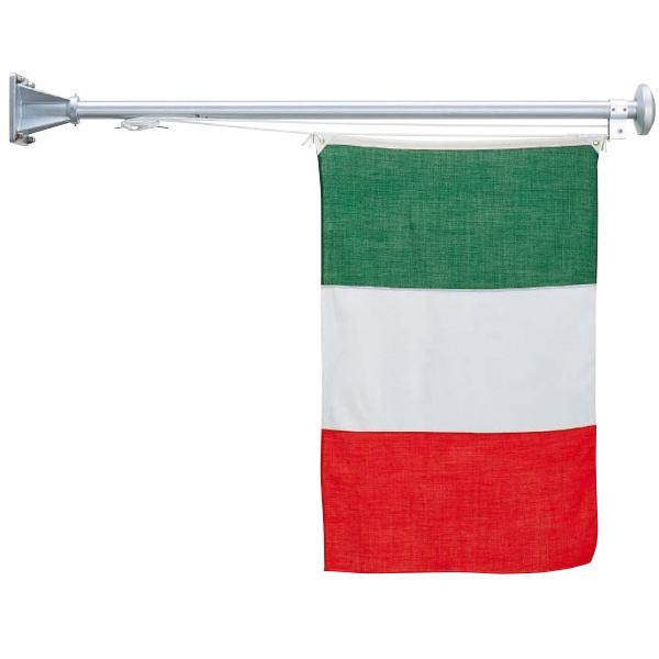 欧米の都市空間でよく見られるタイプで、壁面にアンカーボルトを使ってベースを取付け、そこにポールを設置します。意図する演出効果に応じて、壁面に対して45度角のタイプと直角タイプを用意しました。ダブル滑車式（窓などが無く、クリートに手が届かない...