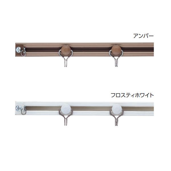 V20を使用したピクチャーレール。天井付け・正面付け兼用の便利なフックもあります。・住宅・オフィス・店舗などにおすすめの軽量用レール。・一般カーテンレールV20（アルミ）を使用したレール。・天井付け・正面付け兼用で幅広い用途に対応。【材質】...