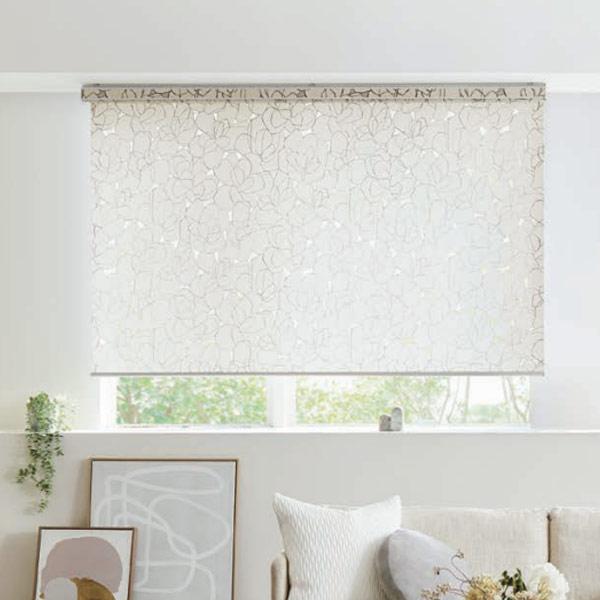 光とともに花のシルエットが大胆に浮かびあがるドラマティックなデザイン。都会的で女性らしい、洗練された空間へ。防炎Ｆ☆☆☆☆ポリエステル100％プルコード操作　製作可能な幅:高さの比率は1:4以下。ただし、幅645mm以下は1:3以下。ワンタ...