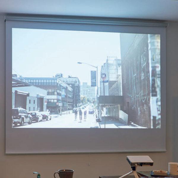 映写スクリーンとして使用できる、高輝度のマットフィルムをラミネートした生地です。プロジェクターなどの映写に使えます。画面サイズ130インチ(画面比率16:9)相当まで対応。シアタールームや会議室、教育施設などにおすすめです。水拭きができる生...