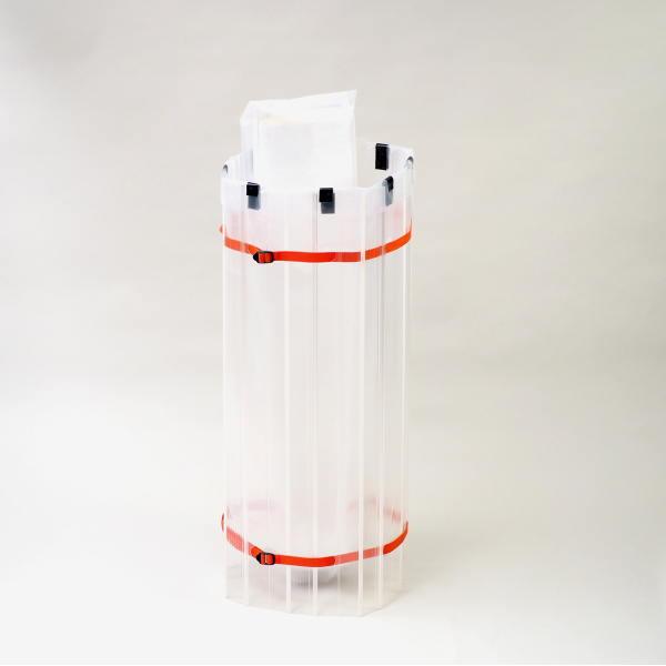 壁紙の乾燥防止・持ち運びやすい養生ボックス。エラストマー部が自在に曲がり、設置する場所の形に対応できます。本体寸法：高870mm×開口径33.8cm（折り畳み収納時：長870×巾28.5×厚28mm）本体質量：約1.5kg