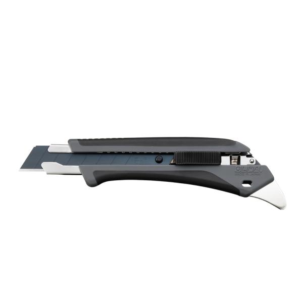 壁紙を切ることを目的として開発したプロ用カッターナイフ。握ったときに滑らず、力のかけやすい形状を追求したＸ(エックス)デザイン・ハイパーシリーズの大型カッターナイフ。特専黒刃を標準装着。開梱作業やペンキ缶のフタ開けなどに便利なツメ付き。ワン...