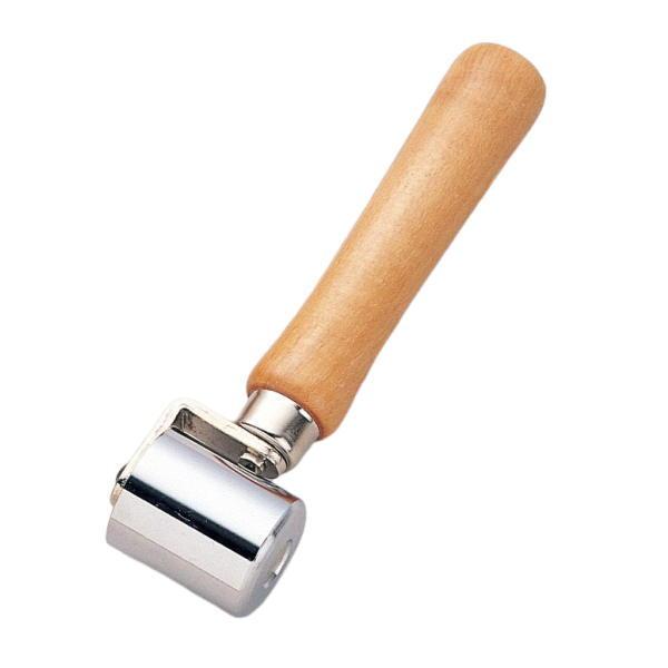 用途　床材のコーナー部、ジョイント部の押さえに使用するローラーです。特長　小型で扱いやすい普及タイプのジョイントローラーです。　ローラーエッジ部はアールです。ローラー部　スチール鋼(メッキ処理)/ベアリングなしハンドル部　木製(表面樹脂塗装...