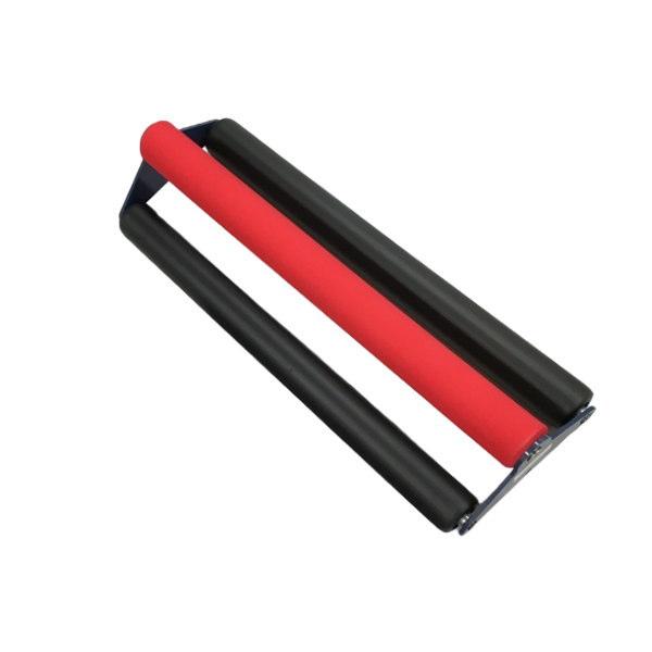 用途　ハンディタイプの圧着用ローラーです。クッションフロア等の圧着におすすめです。特長　2本の圧着ローラーは径が小さく、しかもクッション性があるため、下地の不陸に対応できます。　赤色のグリップ部にはスポンジが巻いてあるので、滑りにくく手によ...