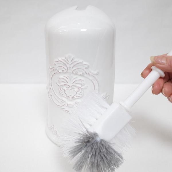 陶磁器のトイレブラシ立てトイレブラシ立て　ホワイト系の陶器サイズ約直径13cm高さ22cm（ブラシを吊るした高さ約40cm）材質：陶磁器　ブラシはポリプロピレン　中国製贈り物にもお勧めです