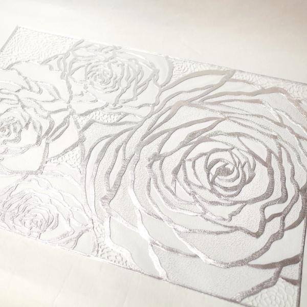 商品名 ローズランチョンマット デザインコンセプト ローズのデザインを豪華さと品のあるデザインで作り上げたランチョンマット  サイズ 幅約30×45cm  素材　 ポリ塩化ビニル  お手入れ方法 さっと拭けて便利です（デザイン性の為、水滴を...