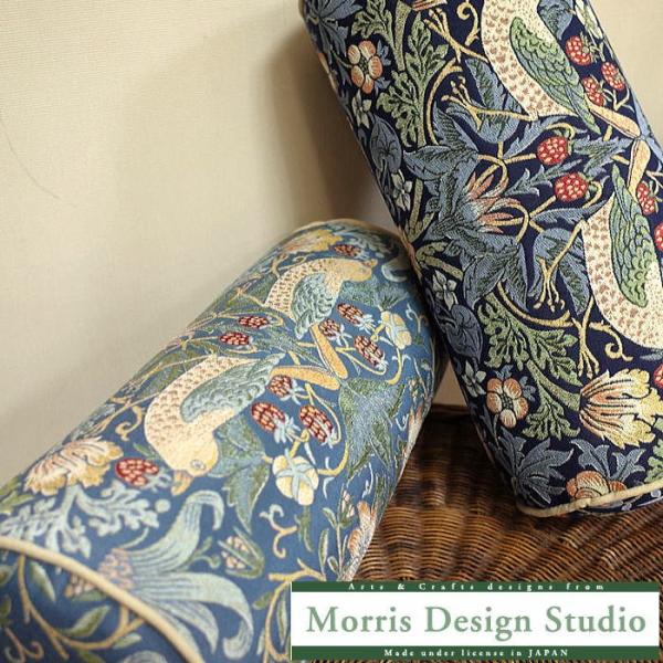 商品名 ウィリアムモリス　いちご泥棒　ボルスター型クッション デザインコンセプト 時代を問わずに愛されるウイリアムモリスのテキスタイルをクッションとしてご用意しました素材　機能 生地：ポリエステル90％ 綿10%　サイズ40×18Rcm お...