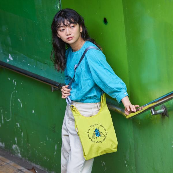 スペック■サイズ：約 横 22cm×縦 41cm（ハンドル込み）×マチ 6cmハンドル立ち上がり：約 13cm■重量：約 150ｇ■素材：表地 ナイロン100%、裏地 ポリエステル100%■付属品：ショルダーベルト■原産国：中国■お手入れ情...