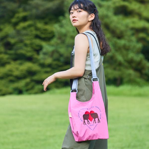 スペック■サイズ：約 横 22cm×縦 41cm（ハンドル込み）×マチ 6cmハンドル立ち上がり：約 13cm■重量：約 150ｇ■素材：表地 ナイロン100%、裏地 ポリエステル100%■付属品：ショルダーベルト■原産国：中国■お手入れ情...