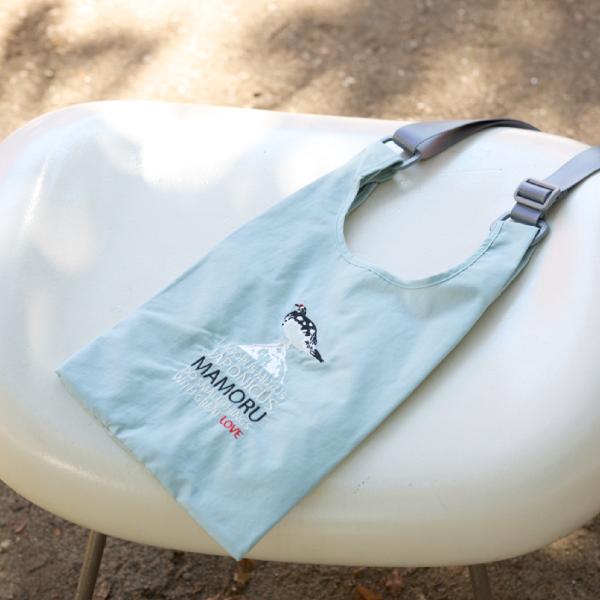 スペック■サイズ：約 横 22cm×縦 41cm（ハンドル込み）×マチ 6cmハンドル立ち上がり：約 13cm■重量：約 150ｇ■素材：表地 ナイロン100%、裏地 ポリエステル100%■付属品：ショルダーベルト■原産国：中国■お手入れ情...