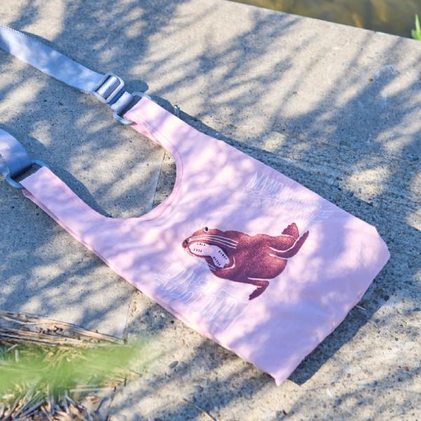 スペック■サイズ：約 横 22cm×縦 41cm（ハンドル込み）×マチ 6cmハンドル立ち上がり：約 13cm■重量：約 150ｇ■素材：表地 ナイロン100%、裏地 ポリエステル100%■付属品：ショルダーベルト■原産国：中国■お手入れ情...