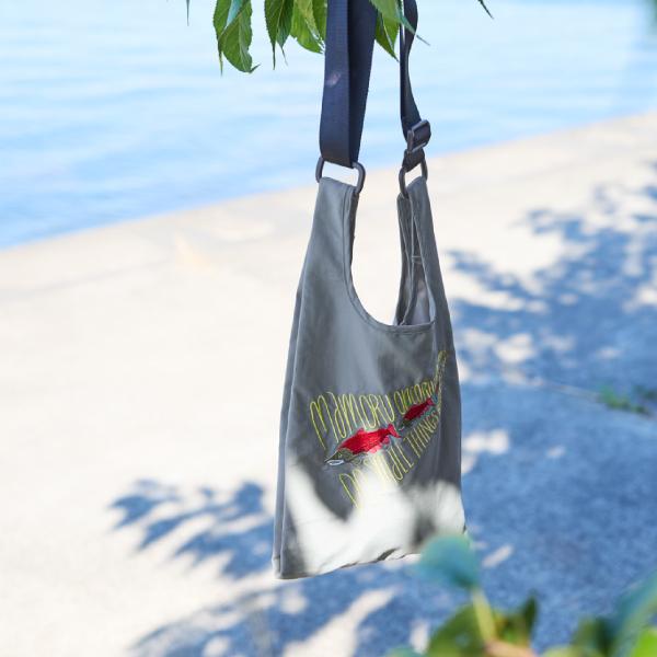 スペック■サイズ：約 横 22cm×縦 41cm（ハンドル込み）×マチ 6cmハンドル立ち上がり：約 13cm■重量：約 150ｇ■素材：表地 ナイロン100%、裏地 ポリエステル100%■付属品：ショルダーベルト■原産国：中国■お手入れ情...