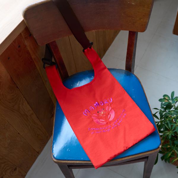 スペック■サイズ：約 横 22cm×縦 41cm（ハンドル込み）×マチ 6cmハンドル立ち上がり：約 13cm■重量：約 150ｇ■素材：表地 ナイロン100%、裏地 ポリエステル100%■付属品：ショルダーベルト■原産国：中国■お手入れ情...