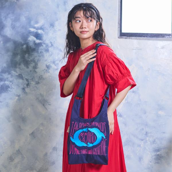 スペック■サイズ：約 横 22cm×縦 41cm（ハンドル込み）×マチ 6cmハンドル立ち上がり：約 13cm■重量：約 150ｇ■素材：表地 ナイロン100%、裏地 ポリエステル100%■付属品：ショルダーベルト■原産国：中国■お手入れ情...