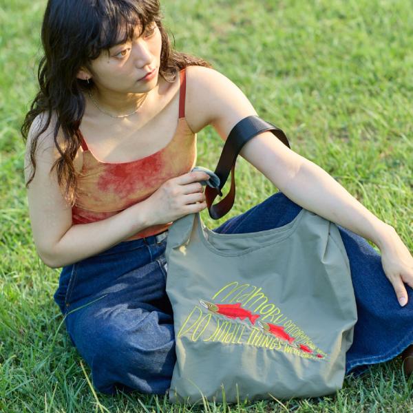 スペック■サイズ：約 横 30cm×縦 56cm（ハンドル込み）×マチ 12cmハンドル立ち上がり：約 20cm■重量：約 190ｇ■素材：表地 ナイロン100%、裏地 ポリエステル100%■付属品：ショルダーベルト■原産国：中国■お手入れ...