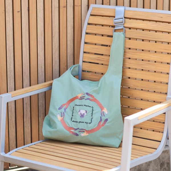 スペック■サイズ：約 横 30cm×縦 56cm（ハンドル込み）×マチ 12cmハンドル立ち上がり：約 20cm■重量：約 190ｇ■素材：表地 ナイロン100%、裏地 ポリエステル100%■付属品：ショルダーベルト■原産国：中国■お手入れ...