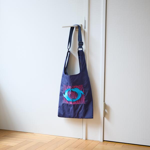 スペック■サイズ：約 横 30cm×縦 56cm（ハンドル込み）×マチ 12cmハンドル立ち上がり：約 20cm■重量：約 190ｇ■素材：表地 ナイロン100%、裏地 ポリエステル100%■付属品：ショルダーベルト■原産国：中国■お手入れ...