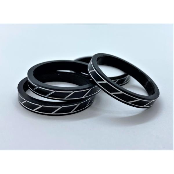 商品名：NRR27GB-type2概要：27ｍｍΦリング　ブラック/シルバーライン入り　type2外径：27ｍｍ内径：23ｍｍリング厚み：4ｍｍカラー：ブラック/シルバーのライン入り(写真参照)※数値は多少の誤差を生じる可能性がございますの...