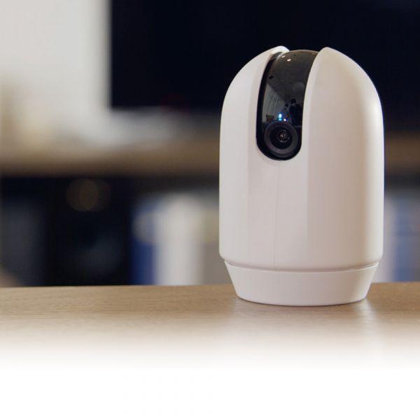 ●スマホから様子を見守り。●パン＆チルト左右360度、上下100度の広い範囲を見渡せる。●自動追尾動きを検出した方向にカメラが自動的に追尾。●ナイトビジョン暗い場所でも昼／夜モード自動切り替えではっきり見える。●通知設定大きな音や動きを検出...