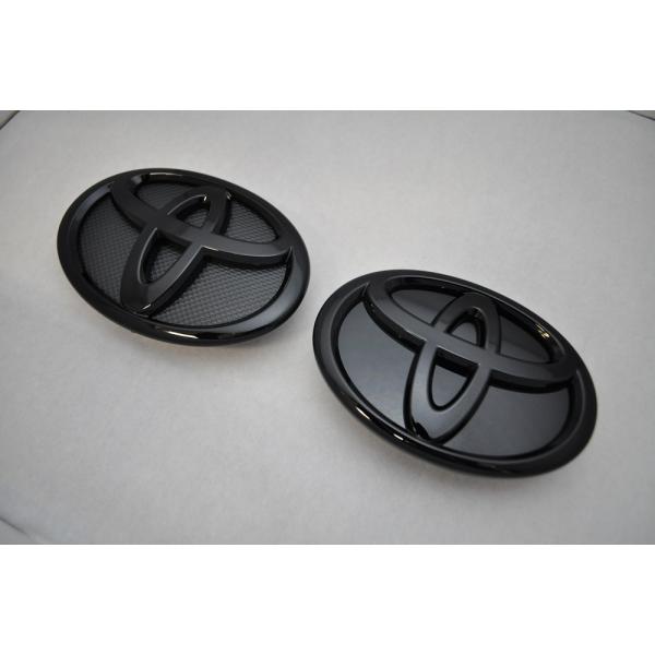 【車種】ＭＺＲＡ９０系ノア【メッキ色種】マットブラック（つや消し）/ピアノブラック（つやあり）【セット詳細】『フロントオーナメント』『リアＴマーク』の２点ＳＥＴ※単品のご注文も可能です商品間違い防止のため、ご購入時に『年式・型式・グレード』...