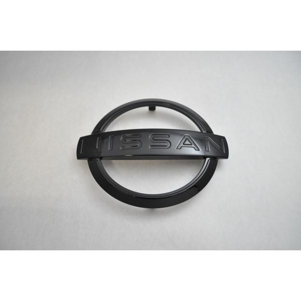 【車種】Ｅ２６系ＮＶ３５０キャラバン　後期【対応年式】2021年10月以降【メッキ色種】マットブラック（つや消し）/ピアノブラック（つやあり）【セット詳細】『フロントマーク』の１点☆★光沢のある『カラーメッキエンブレム』やチェック柄を施した...