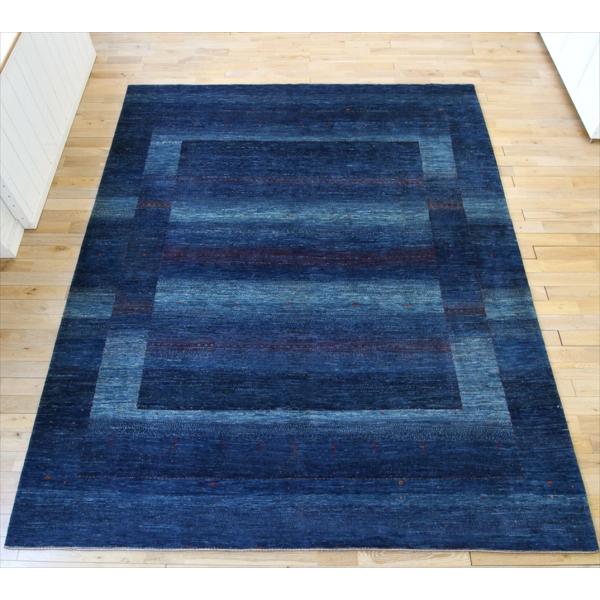 商品番号：　gh28026 サイズ　：　300x243cm（フリンジを含まない） 厚　み　：　1.3cm程度 産　地　：　イラン・シラーズ 年　代　：　新しいギャベ 素　材　：　ウール×ウール　/手織り 織りのタイプ：　LoriAtash ...