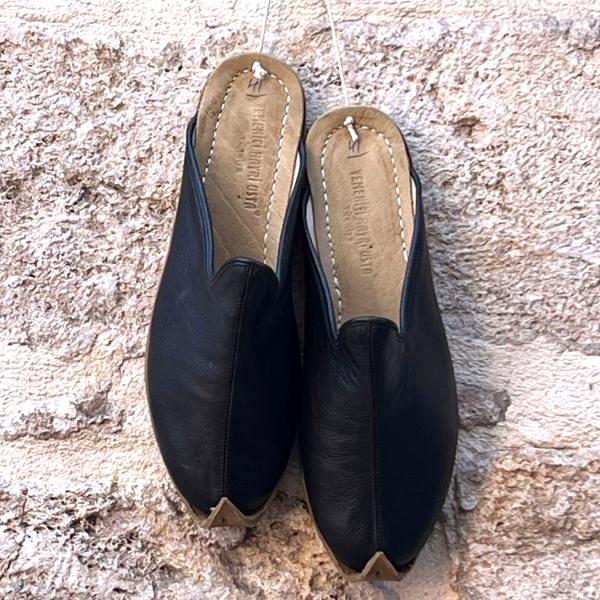 商品番号： st001-black41 サイズ　： 25cm/EU41 重　量　： 400g 材　質　： アッパー：牛革/ソール：水牛革 産　地　： トルコ <Key：スリッパ ルームシューズ room's ルームズ 来客用 秋用 冬...