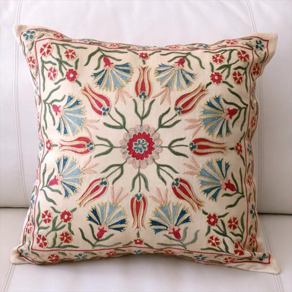 商品番号　：szm1571 サイズ　　：48×47cm 素　材　　：シルク（表）/シルク（裏） 生地の産地：ウズベキスタン 縫　製　　：トルコ  <Key：suzani, Uzbekistan, スザンニ, 刺繍布,コレクション, 少...