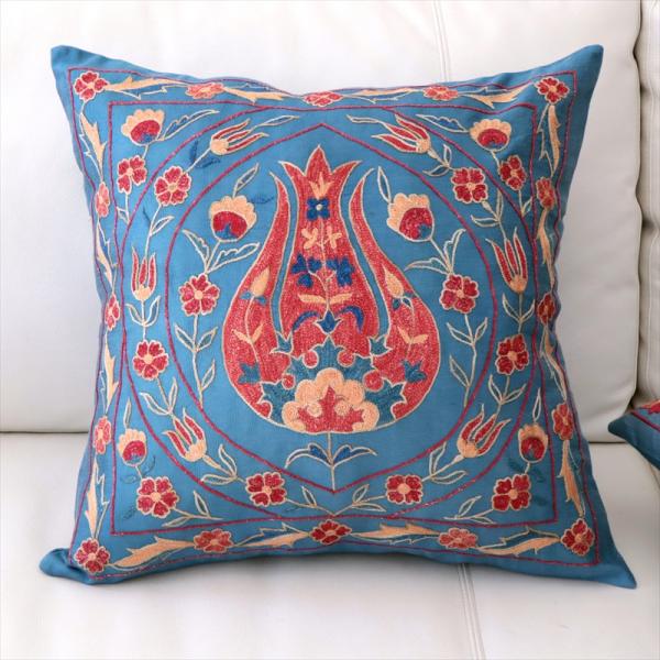 商品番号　：szm1575 サイズ　　：48×48cm 素　材　　：シルク（表）/シルク（裏） 生地の産地：ウズベキスタン 縫　製　　：トルコ  <Key：suzani, Uzbekistan, スザンニ, 刺繍布,コレクション, 少...