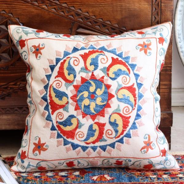 商品番号：　szm979 サイズ　：　40ｘ38cm 素　材　：　シルク（刺繍糸）/コットン（表・裏生地） 生地の産地　：　ウズベキスタン 縫　製　：　トルコ   <Key：suzani,Uzbekistan,スザンニ,刺繍布,コレク...