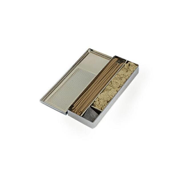 ● ケース、もぐさ、線香、墨のセット。ふた部分により板付き。