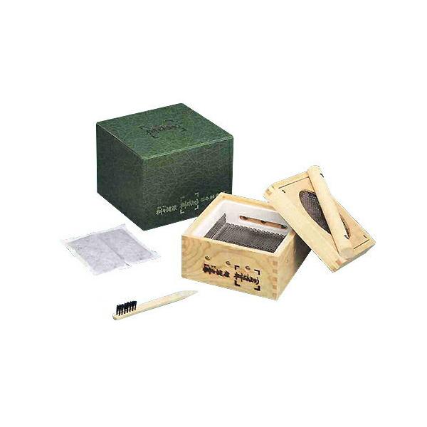 職人の手作りによって製造された「桝おんきゅう」はツボをワイドにとらえるため、ツボが集中する、腰・腹・背中への温灸補助具としてお使いいただけます。<br>桧(ひのき)でつくった五合桝には内側に石膏を施してあるため、外側が熱くなり過...