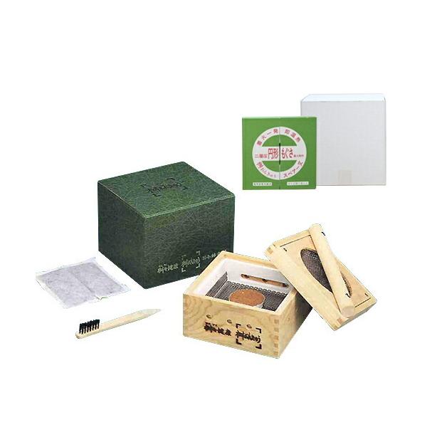 職人の手作りによって製造された「桝おんきゅう」はツボをワイドにとらえるため、ツボが集中する、腰・腹・背中への温灸補助具としてお使いいただけます。<br>桧(ひのき)でつくった五合桝には内側に石膏を施してあるため、外側が熱くなり過...