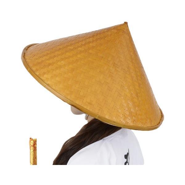 お遍路さんがかぶるための竹で編まれた笠です。表面には防水性・耐久性を高める加工がされています。強い日差しから守ってくれる日除けとして、また雨風をしのぐ雨具として大いに役立ちます。頭を固定する五徳と呼ばれる台座が付いています。