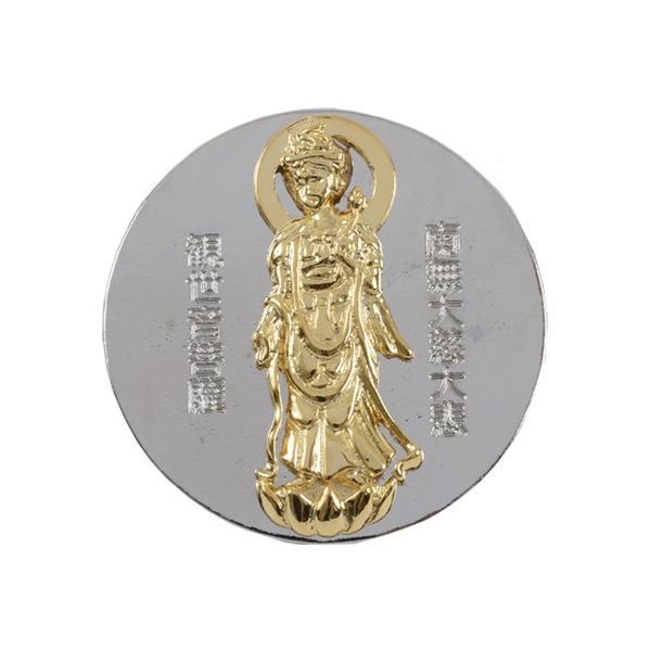 正面で輪袈裟をまとめて止めるタイプのため、輪袈裟がズレにくいのが特徴です。前面に「南無大慈大悲観世音菩薩」の文字が刻印されております。西国三十三所巡礼などの観音霊場巡りにお使いいただけます。輪袈裟がめくれたりずれないように、裏側には固定する...