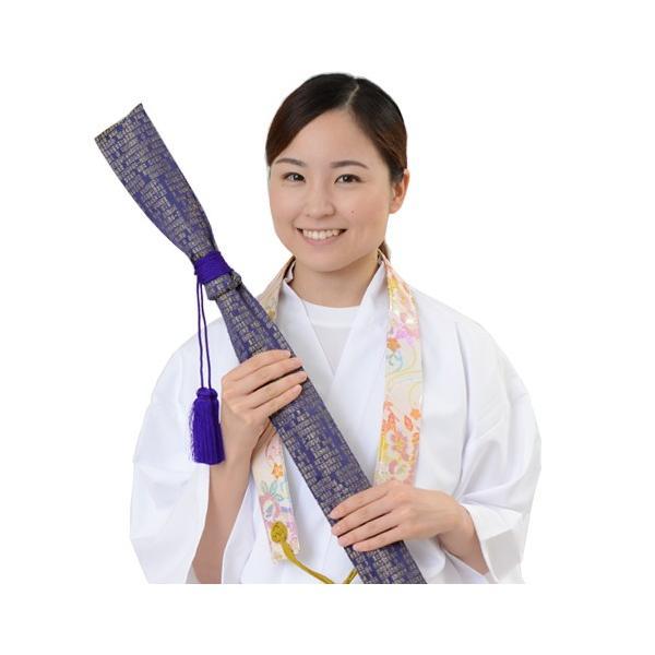 金剛杖を収納するための袋です。金剛杖がすっぽりと収まる長寸サイズ。杖カバーをしたまま収納できます。杖を使わない移動の時や、ご自宅で保管される際に、金剛杖をこの杖袋に入れて大事に取り扱っていただけます。