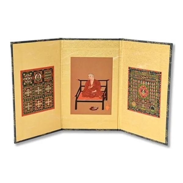 中央に弘法大師、両脇に両界曼荼羅（金剛界・胎蔵界）が描かれた三つ折りの屏風です。外面は緞子柄で仕立てられており、南無大師遍照金剛の文字が金色であしらわれております。屏風は化粧箱入りとなっております。■屏風サイズ＝縦145mm×横270mm（...