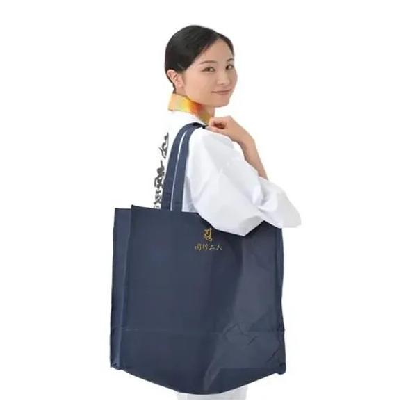 へんろ笠をすっぽりと収納できる袋です。容量が大きいためエコバッグにもお使いいただけます。中身が透けないため、公共交通機関での移動の際に気兼ねなくへんろ笠を持ち運びできます。表面に「梵字」と「同行二人」の文字がワンポイントでプリントされており...