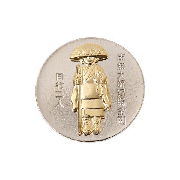 正面で輪袈裟をまとめて止めるタイプのため、輪袈裟がズレにくいのが特徴です。輪袈裟がめくれたりずれないように、裏側には固定するためのクリップが2つ付いています。