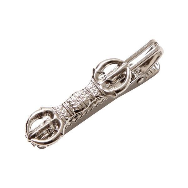 煩悩をうちやぶり菩薩心を表す尊い法具・三鈷杵をデザインしたものです。輪袈裟がめくれたり首からずれないように、襟元や胸元で白衣と輪袈裟を止めるネクタイピンのようなものです。