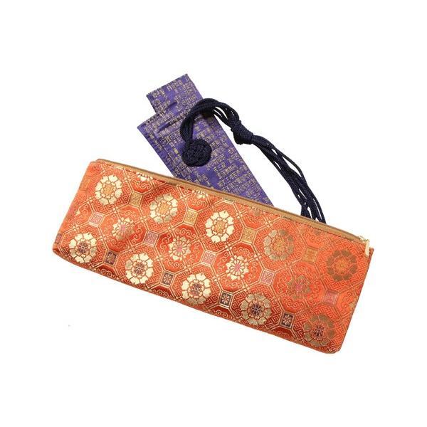 手触りの良い、高級感のある念珠入れです。紺、赤の2種類をご用意しています。大きめの男性用の片手念珠や、108玉の念珠が収納可能です。ホック留めで簡単に開閉することができます。大切な念珠は日常使用しない際には、念珠入れに入れておくことをおスス...