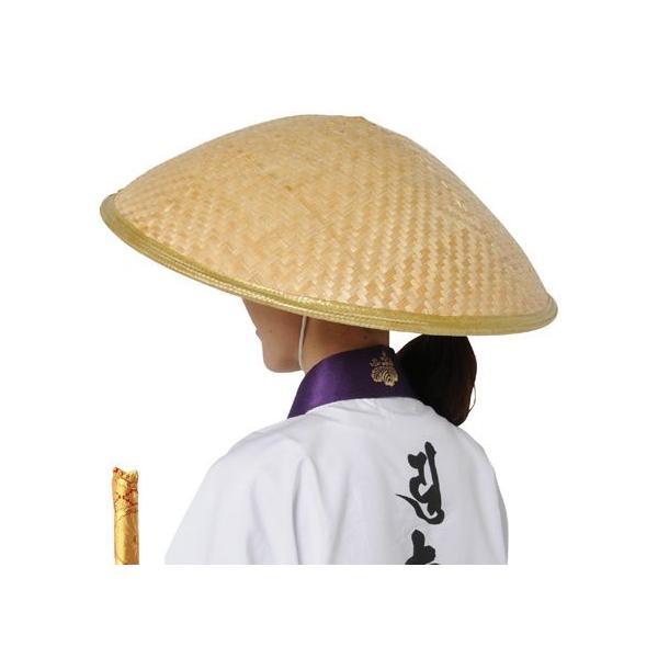 観音霊場などの巡礼に使用するための竹で編まれた笠です。頂点が丸いのが特徴です。強い日差しから守ってくれる日除けとして、また雨風をしのぐ雨具として大いに役立ちます。農作業などにも最適です。頭を固定する五徳と呼ばれる台座が付いています。