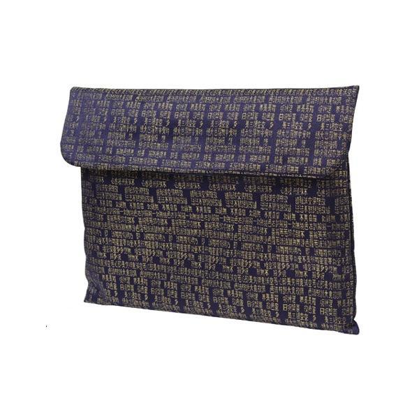 納経帳、朱印用白衣などの朱印用品を大事に収納する袋です。落ち着いた濃紺色の生地に般若心経が織り込まれております。袋の口が大きく容量も大きいため、経本や念珠、輪袈裟など巡拝に必要な品をまとめて収納することができます。B5サイズの納経帳がゆった...