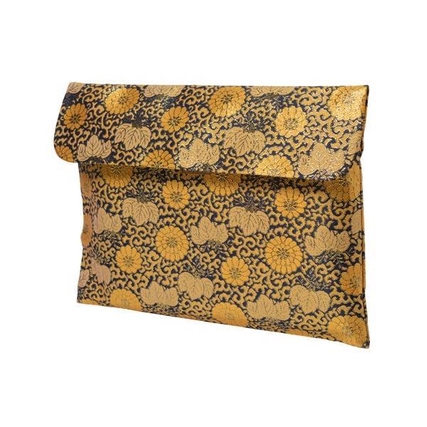 納経帳、朱印用白衣などの朱印用品を大事に収納する袋です。牡丹が散りばめられた、豪華な金襴の生地になっております。袋の口が大きく容量も大きいため、経本や念珠、輪袈裟など巡拝に必要な品をまとめて収納することができます。B5サイズの納経帳がゆった...